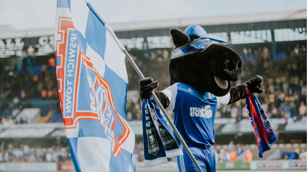 Ipswich Town CRAZEE TAKES ON IPSWICH DEFEAT DEMENTIA WALK